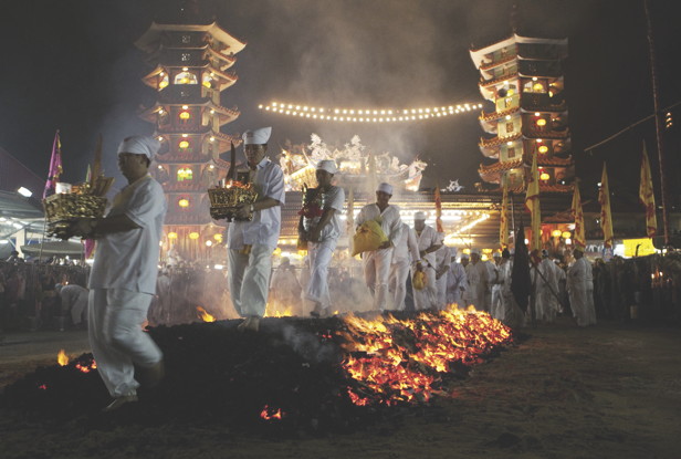 How do people walk over hot coals? – How It Works