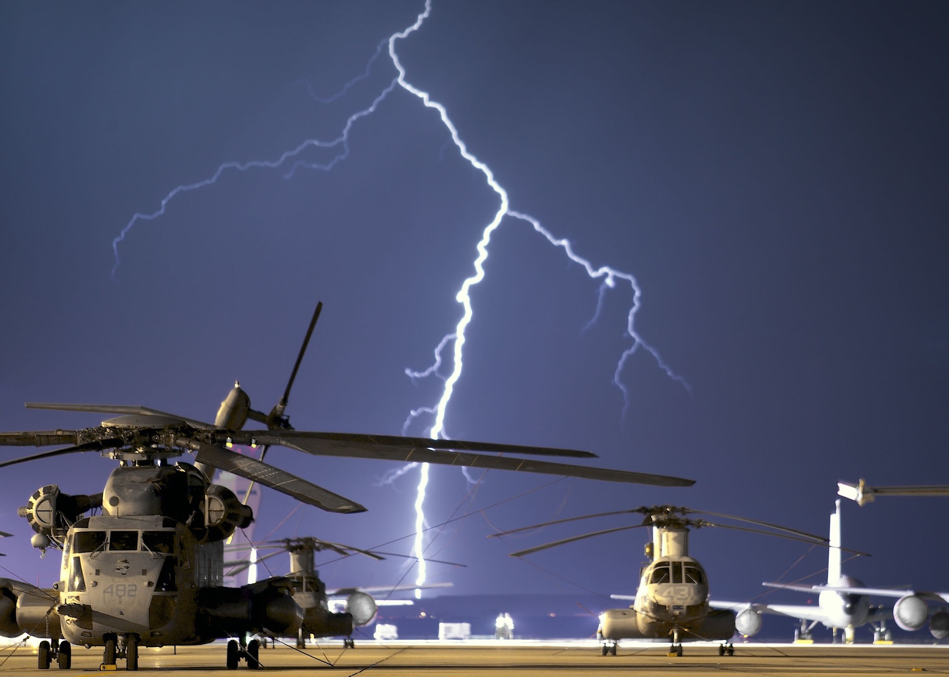 What happens when aircrafts are hit by lightning? – How It Works