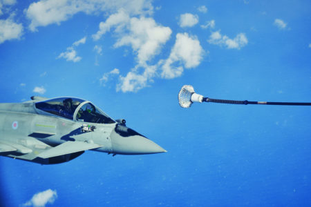 How do fighter jets refuel mid-air? – How It Works